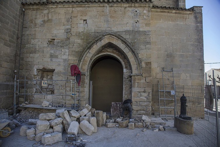 Inicien la recuperació de l’arc gòtic de l’església de Vilanova de Bellpuig